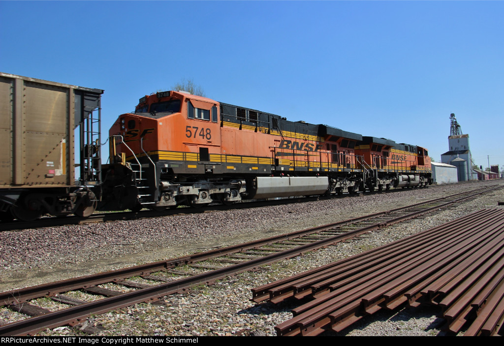 BNSF 5748